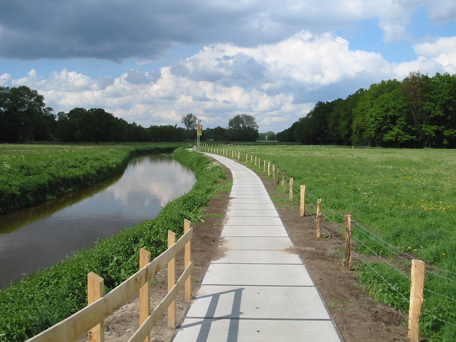 Duurzaam door lange levensduur: De originele Stelcon plaat | Meteoor ...