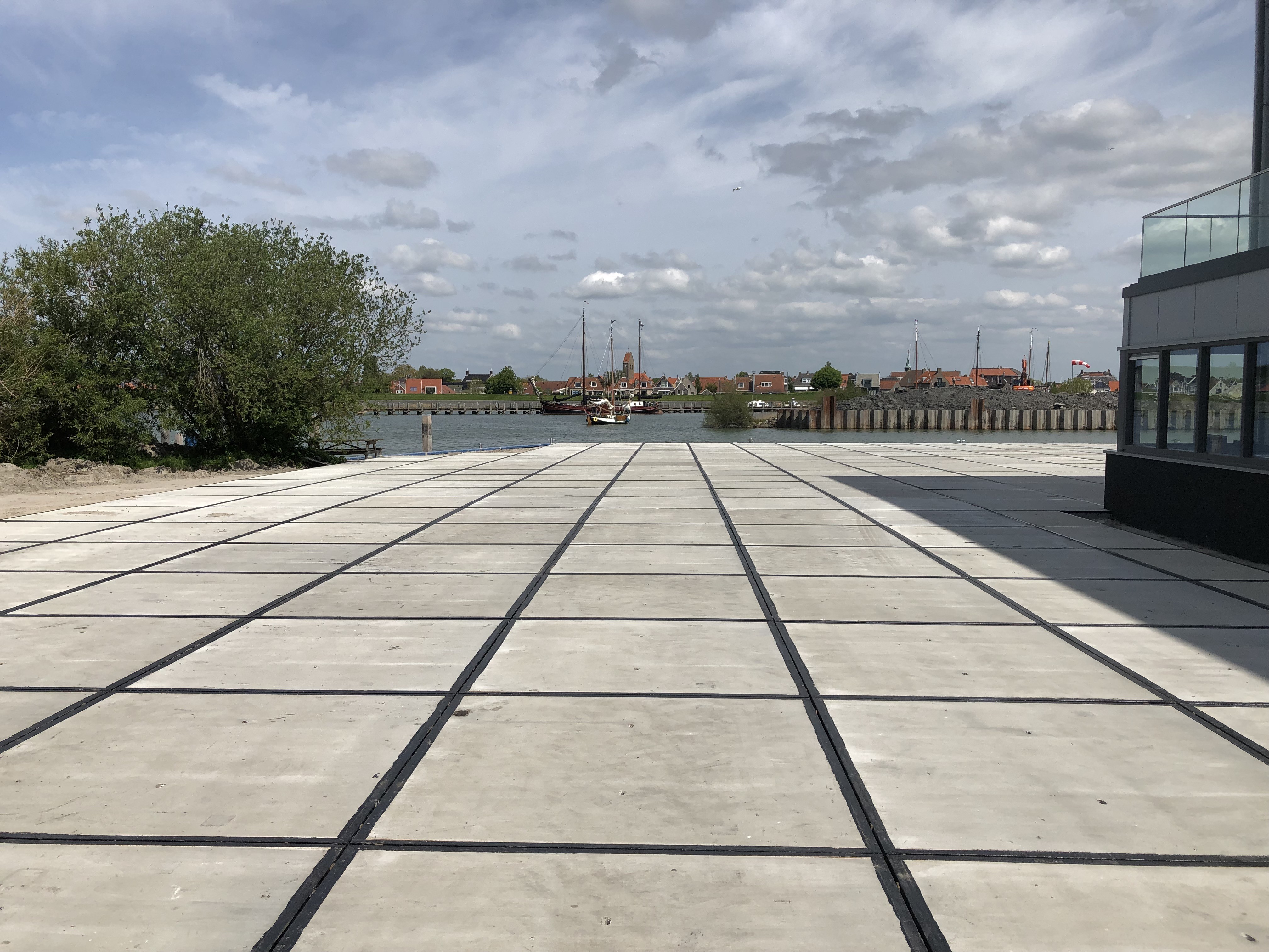 Dit is waarom wij ons verse beton van de Stelcon-plaat bezemen ...